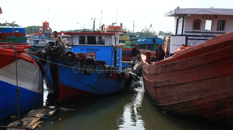 Timber Shipbuilder Working while Working Editorial Stock Image - Image ...