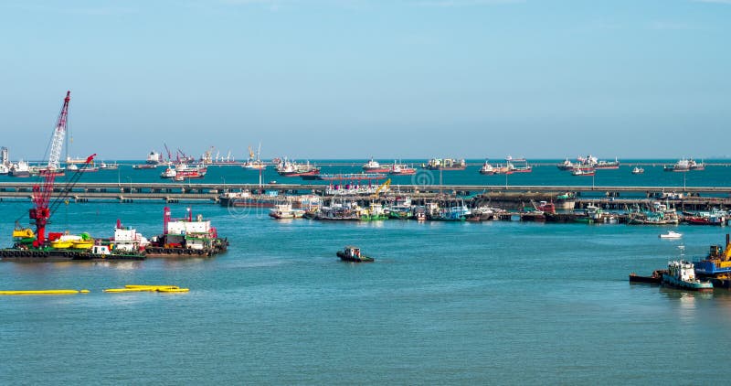 Logistic Shipping Quay Boat Engineering Crane Depot at Logistic Export ...