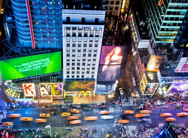 Turistas Do Times Square De NYC Na Noite Imagem de Stock Editorial ...
