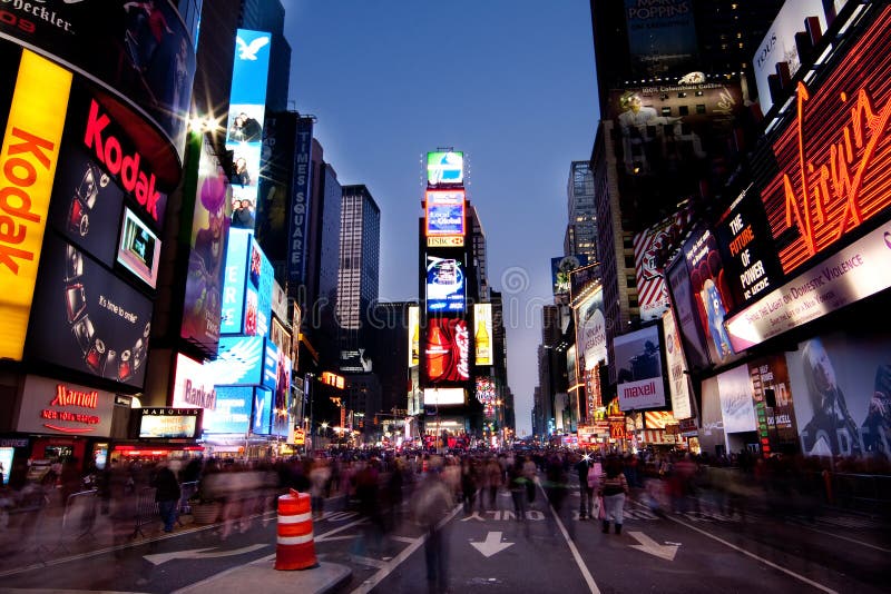 Times Square em a noite imagem de stock editorial. Imagem de luzes ...