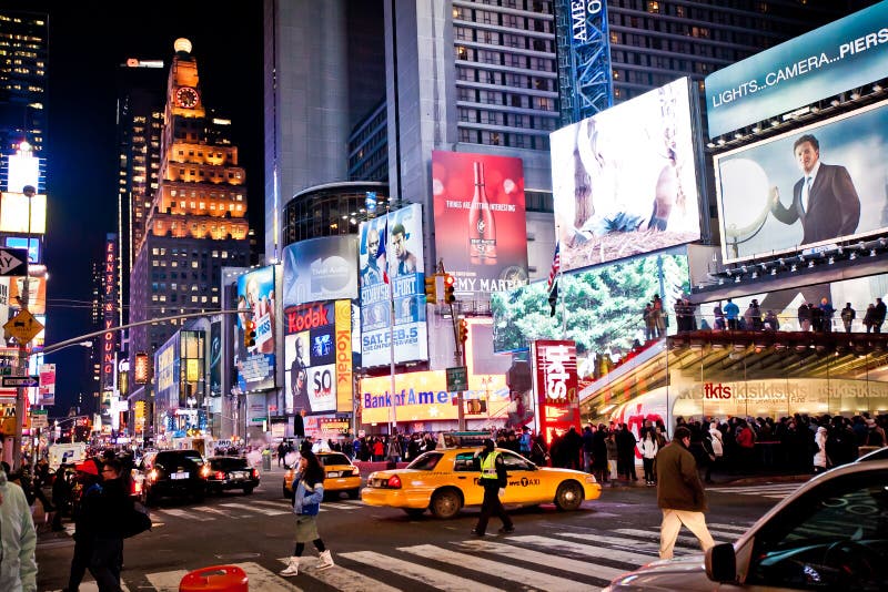 Times Square la nuit photographie éditorial. Image du gens - 18470692