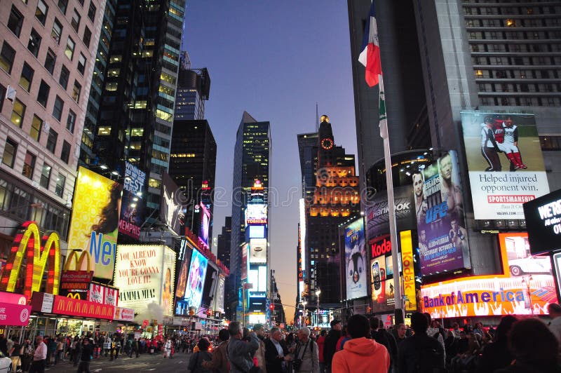 Times Square la nuit photo éditorial. Image du touristes - 23081676