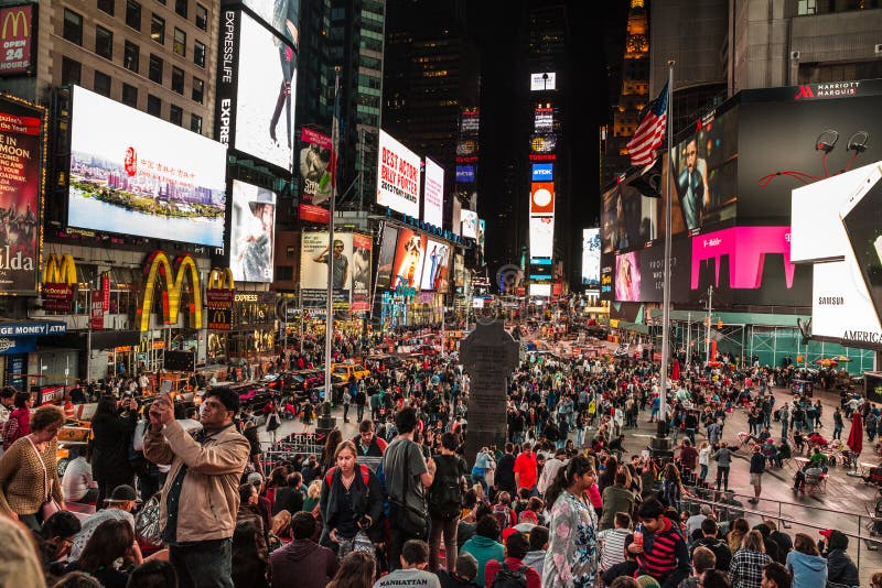 Times Square la nuit image stock éditorial. Image du large - 61820009