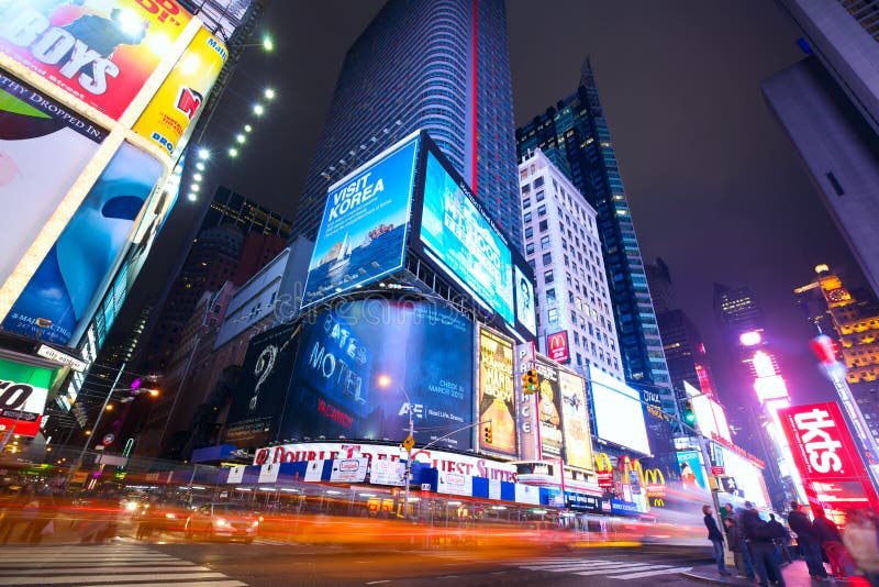 Times Square na noite foto editorial. Imagem de comercial - 28629921