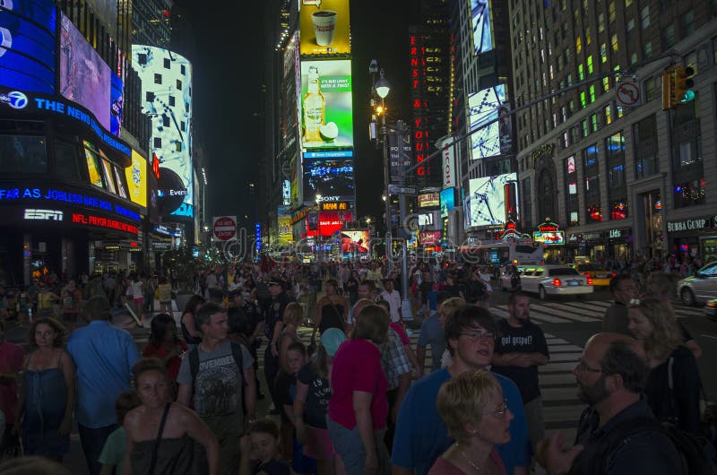 Times Square na noite. fotografia editorial. Imagem de povos - 34197067