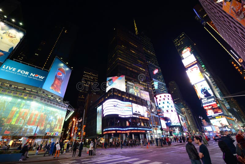 A Foto Da Lente De Fisheye Dos Times Square Aglomerou-se Com Os ...
