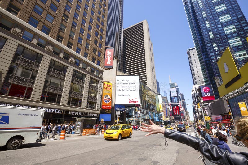 Times Square, Descritto Con I Teatri Di Broadway Ed I Segni Animati Del ...