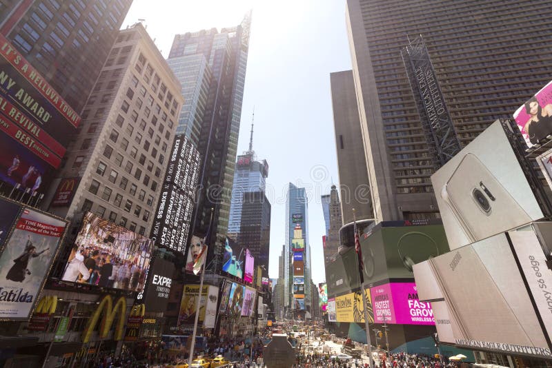 Times Square, Descritto Con I Teatri Di Broadway Ed I Segni Animati Del ...