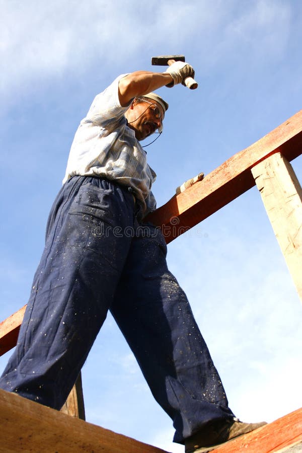 Timmerman Die Met Hamer Werkt Stock Afbeelding - Image of hamer, bouw ...