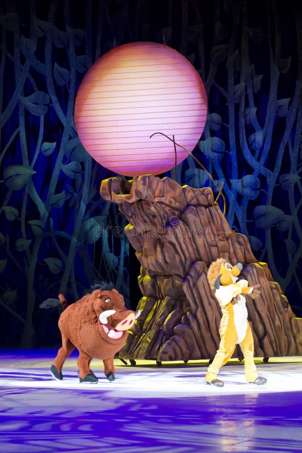 Timon Und Pumbaa Durch Berg Redaktionelles Stockfoto - Bild von könig ...