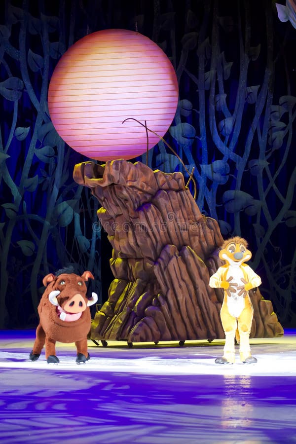 Timon und Pumbaa zusammen redaktionelles stockfoto. Bild von grün ...