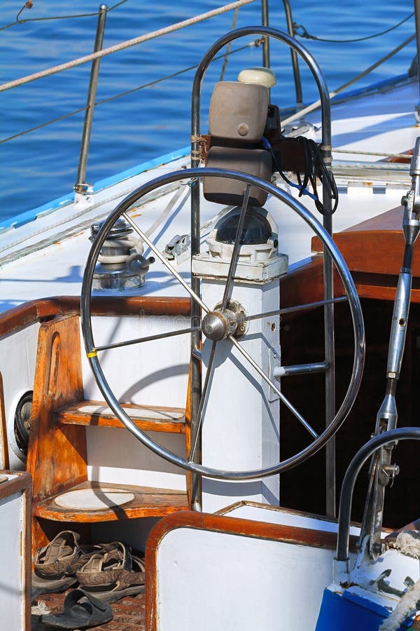 La Bussola Ed Il Timone Di Una Barca A Vela, Dettaglio Immagine Stock ...