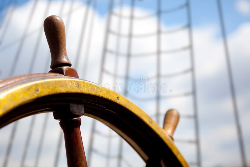 Il Timone Della Vecchia Nave Fotografia Stock - Immagine di crociera ...