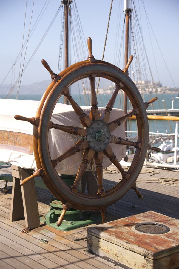 Timone della nave immagine stock. Immagine di nave, sartiame - 27094855
