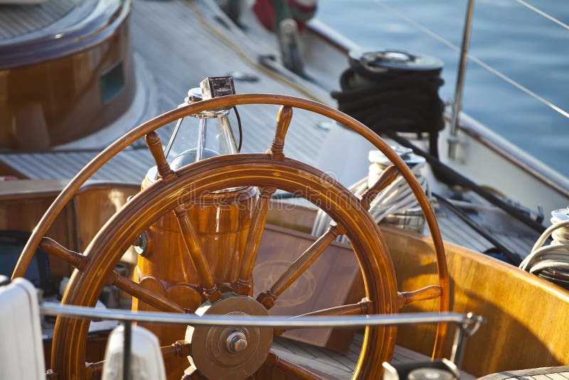 Ruota Del Timone Di Vecchia Barca A Vela Di Legno Dettagli Della ...