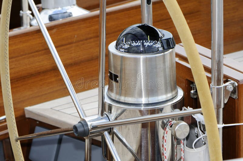 Timone e bussola immagine stock. Immagine di bussola, sailboat - 7172431