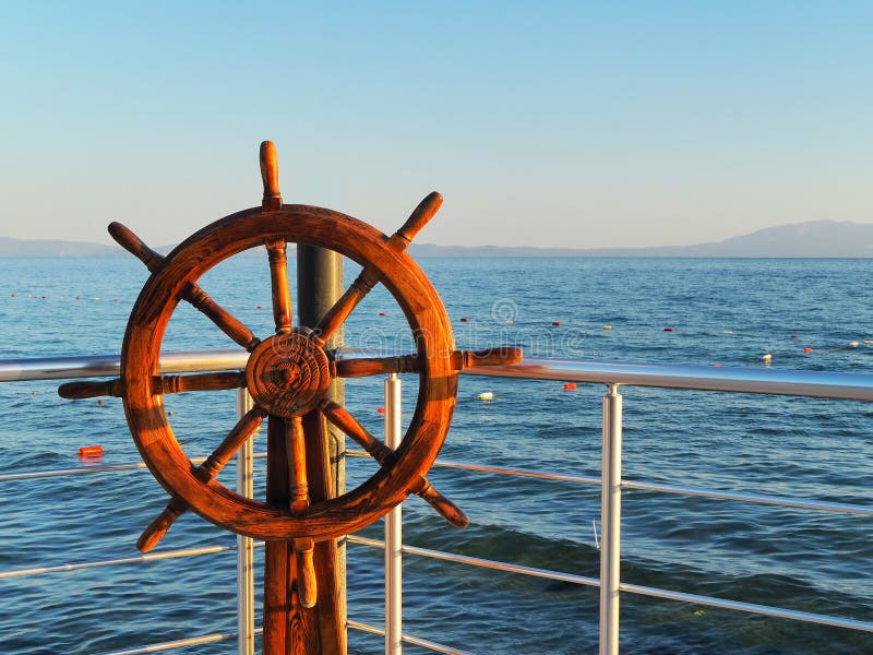 Timone Della Nave Con Il Mare Su Fondo Immagine Stock - Immagine di ...