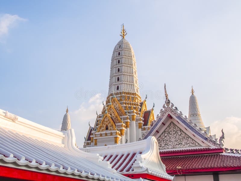 Timpaan En Pagoden in De Kerk in Thailand Stock Foto - Image of ...