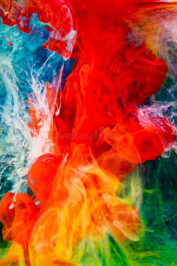 Tinta colorida en agua foto de archivo. Imagen de extracto - 38345732
