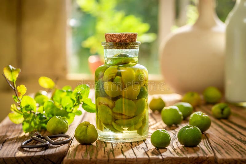 Tinte Dulce Del Membrillo Hecho De Frutas Y De Alcohol Imagen de ...