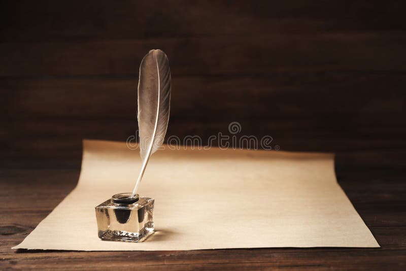 Pluma De La Pluma En El Tintero De Cristal Aislado Foto de archivo ...
