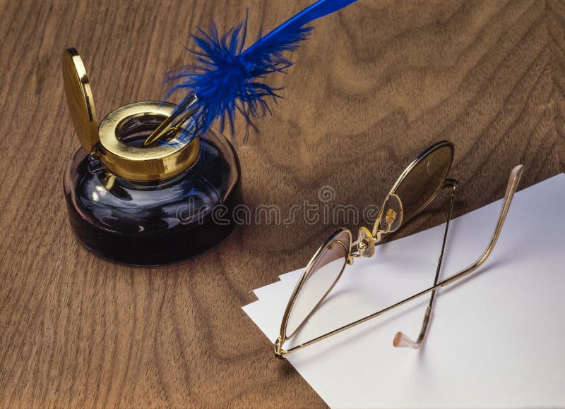Tintero Con La Pluma Y Los Vidrios Foto de archivo - Imagen de ...
