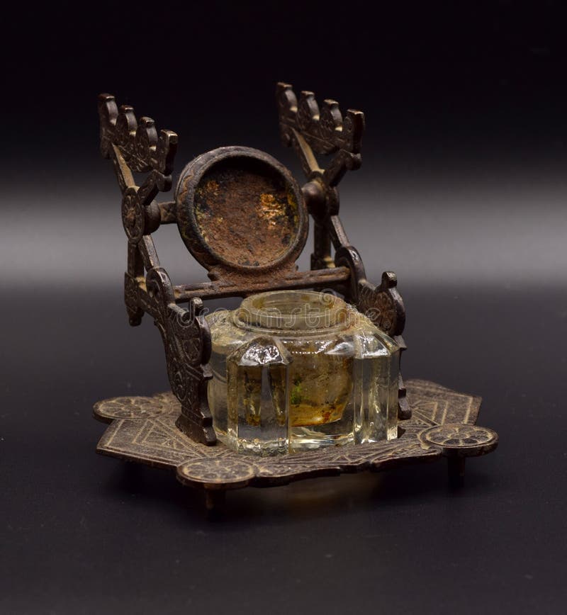 Tintero De Bronce Antiguo En Fondo Negro Imagen de archivo - Imagen de ...