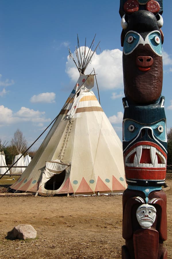 Tipi et totem d'Indiens photo stock. Image du indien, ciel - 6464058