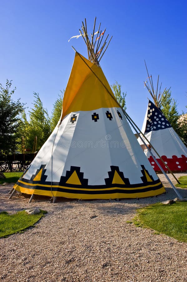 Tipi, Tende Indiane Tradizionali Fotografia Stock - Immagine di canvas ...