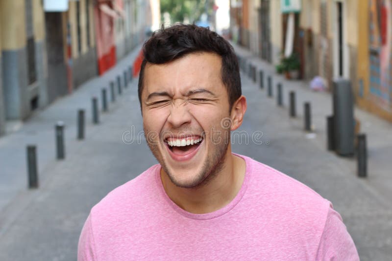 Uomo Emozionante Che Ride E Che Indica Alla Macchina Fotografica ...