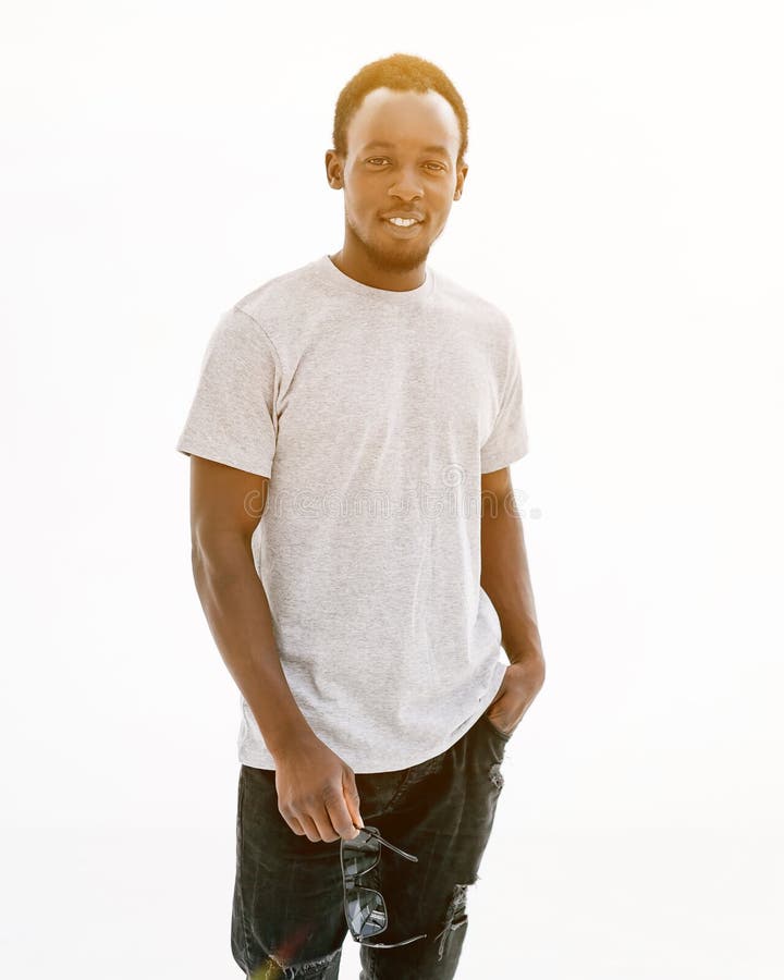 Tipo Elegante Con Gafas De Sol. Aislado En Blanco Foto de archivo ...