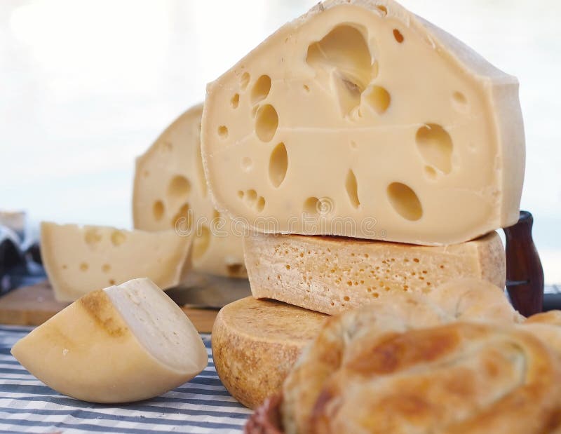 Quarto Della Testa Del Formaggio Dell'emmental. Immagine Stock ...
