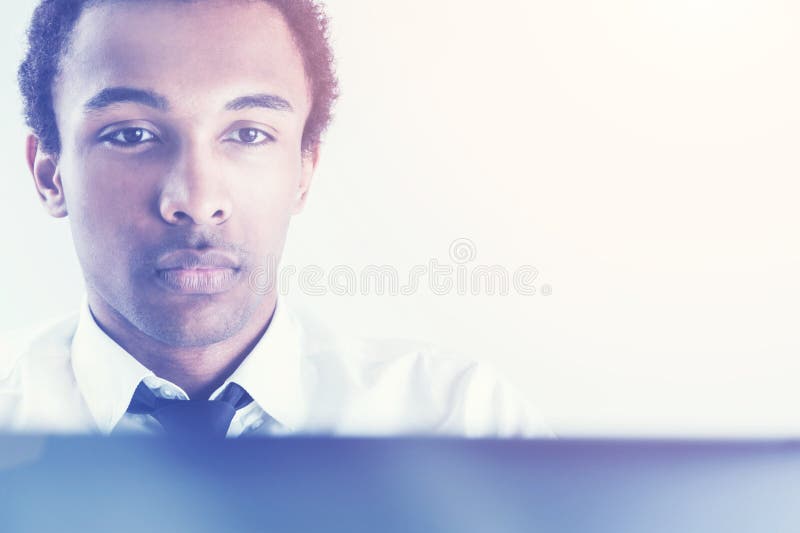 Tipo Nero Che Usando Un Ritratto Del Computer Portatile Immagine Stock ...