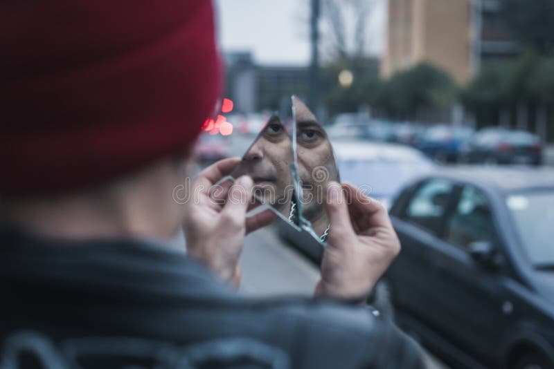 Tipo Punk Che Lo Esamina in Uno Specchio Rotto Immagine Stock ...