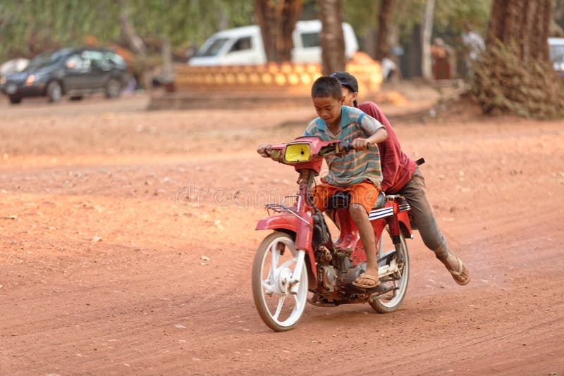 Tipos No Velomotor, Templo De Bakong, Camboja Fotografia Editorial ...