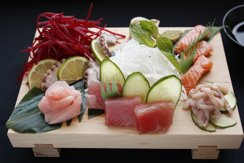 Tipos Sortidos De Sushi Na Tabela De Bambu Com Hashis E Shoyu Do Hashi ...