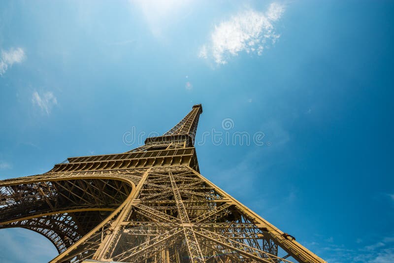 Tir Spectaculaire Grand-angulaire De Tour Eiffel De Dessous Photo stock ...