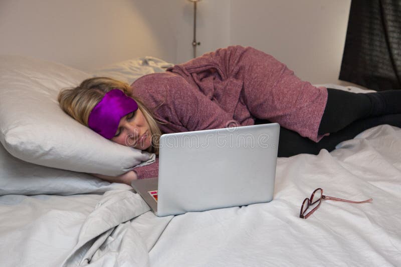 Working from bed stock image. Image of relaxed, comfy - 178385457