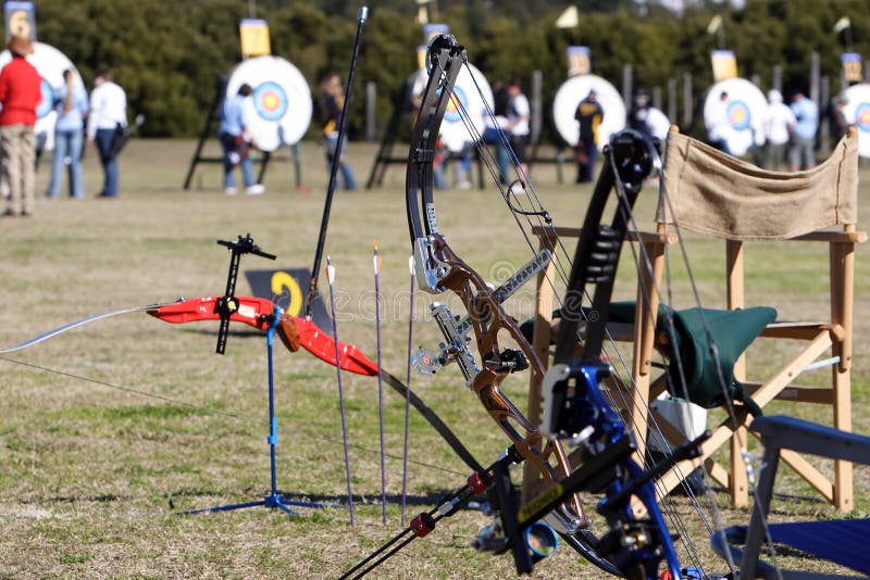 Tiro al arco imagen de archivo. Imagen de flechas, tierra - 1633983