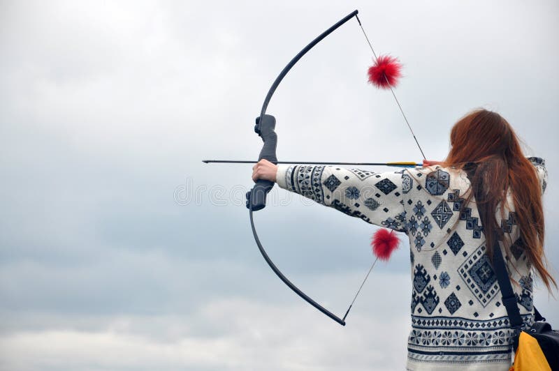 Tiro al arco foto de archivo. Imagen de flechas, nubes - 22011418