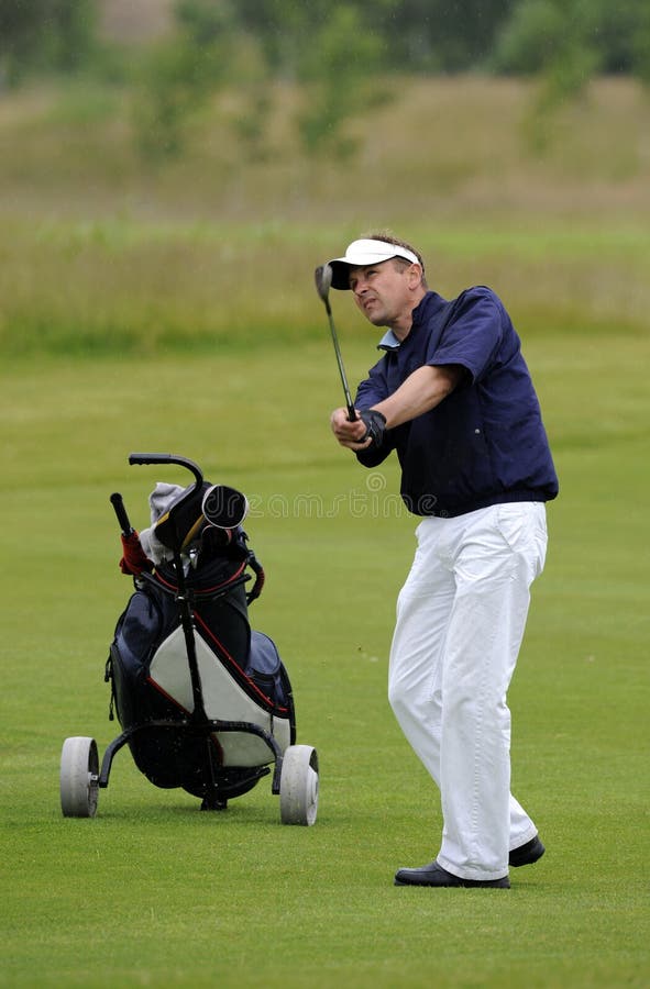 Tiro de golf imagen de archivo. Imagen de verde, golf - 5474965