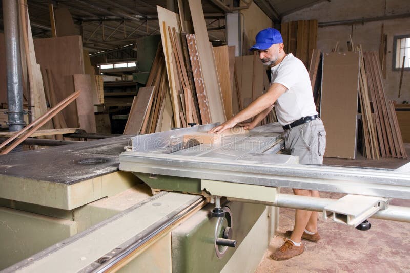 Tischler Bei Der Arbeit in Seiner Werkstatt Stockbild - Bild von ...