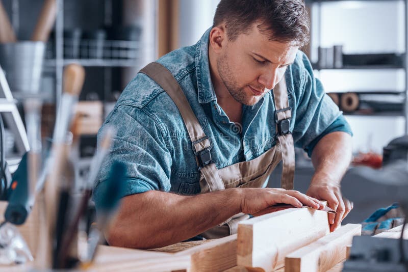 Junger Tischler Bei Der Arbeit Stockfoto - Bild von aufgabe, tischler ...