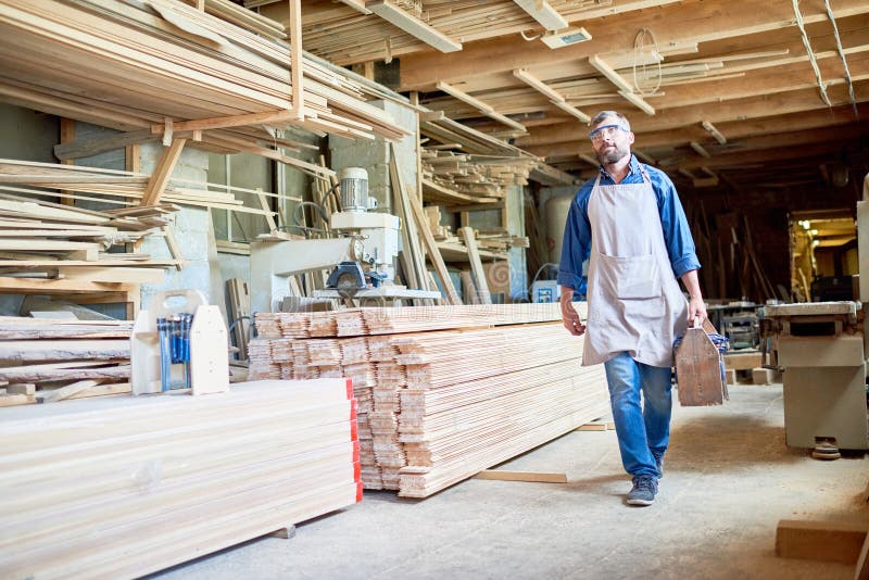 Schreinerei Der Tischler Planiert Das Holz In Der Werkstatt ...