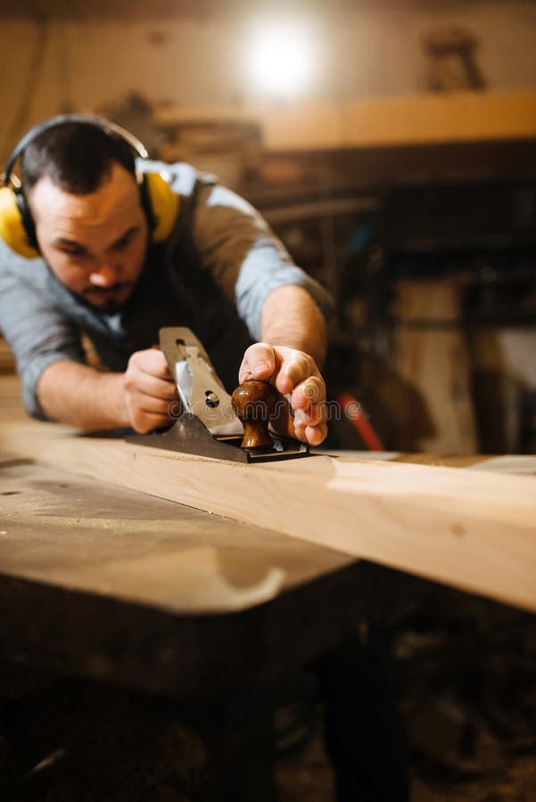 Tischler, in Der Werkstatt Bei Der Arbeit Stockfoto - Bild von ...