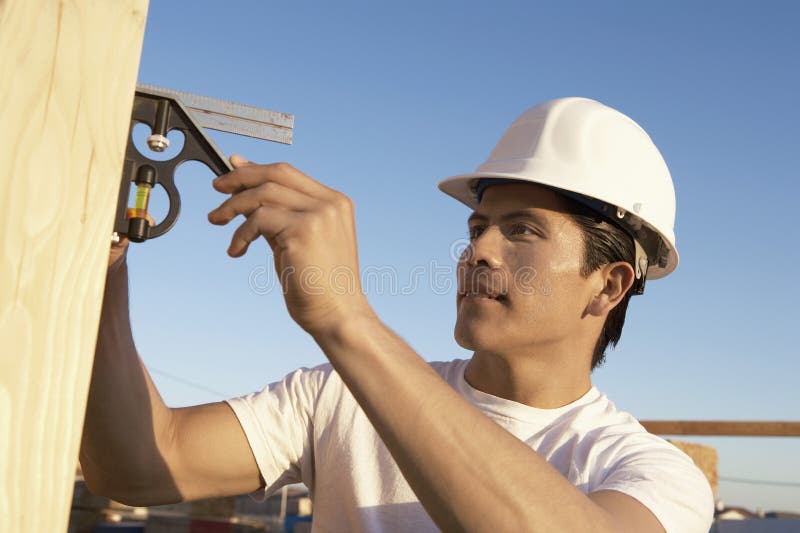 Tischler with Ein Geist-Niveau-Instrument Stockfoto - Bild von hölzern ...