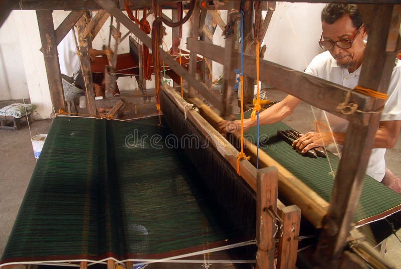 Utilisant La Machine De Tissage Image stock éditorial - Image of ...