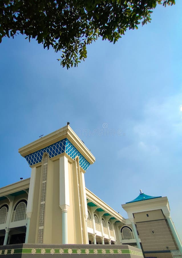The Majestic Beauty of a Glorious Mosque: Exploring the Serenity and ...