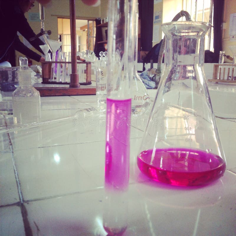 Titration photo éditorial. Image du laboratoire, chimie - 47935196