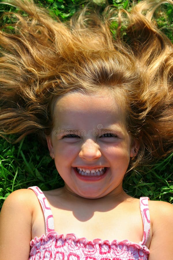 Tittering kleines Mädchen stockbild. Bild von kind, kindheit - 10217417